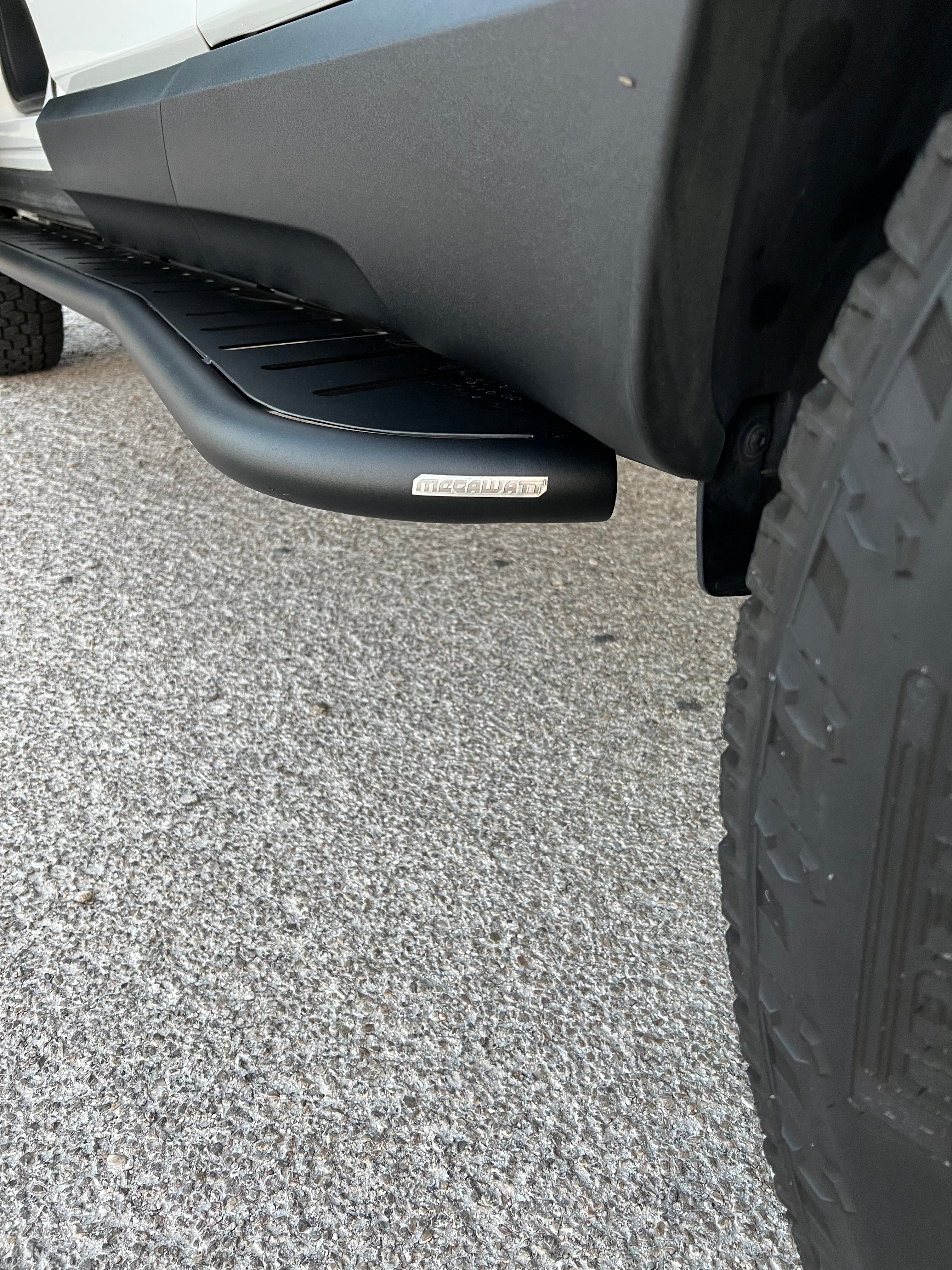 Megawatt™ Performance Rock Sliders with Step for Gen 2 R1S – SoonishEV